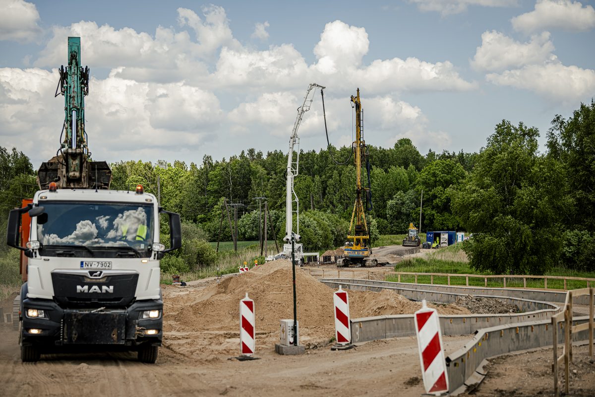 Vecpiebalgas autoceļam atjauno segumu; darbi notiek 63 valsts ceļu ...